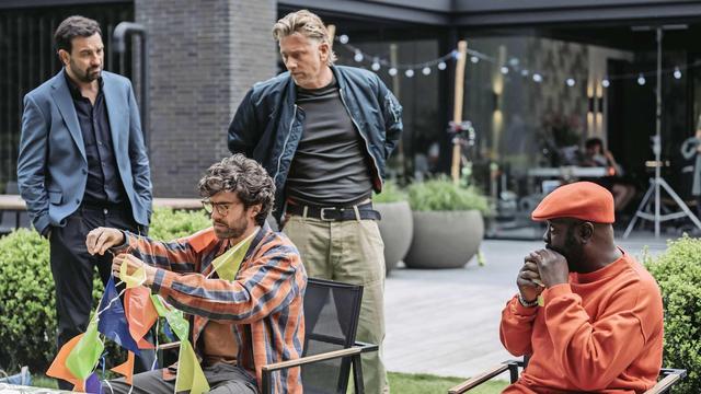In de nieuwe Nederlandse Netflixserie ‘Haantjes’ zijn veel opgeblazen ...