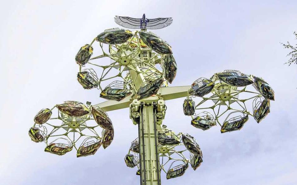 Bezoekers pretpark Slagharen zitten vast op 10 meter hoogte ...