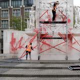 Monument op de Dam bekladt met rode verf - Leeuwarder Courant
