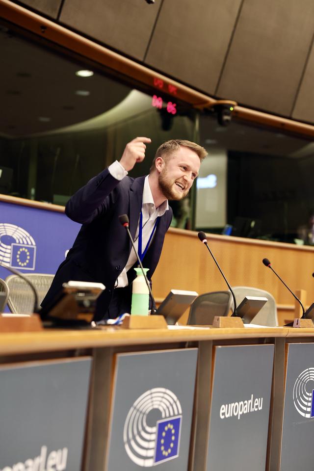 Rappen in het hart van de Europese democratie? Pieter (26) deed dat in ...