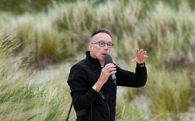 Cabaretier Dolf Jansen op Oerol: ‘Politiek naait je toch’ - Leeuwarder ...