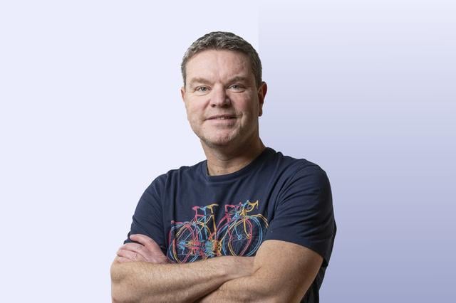 Een KNVB-beker waar bankbiljetten uitpuilen | column Johann Mast ...