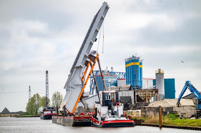 Ponton met brug van 26 meter vaart kabels kapot in Leeuwarden ...
