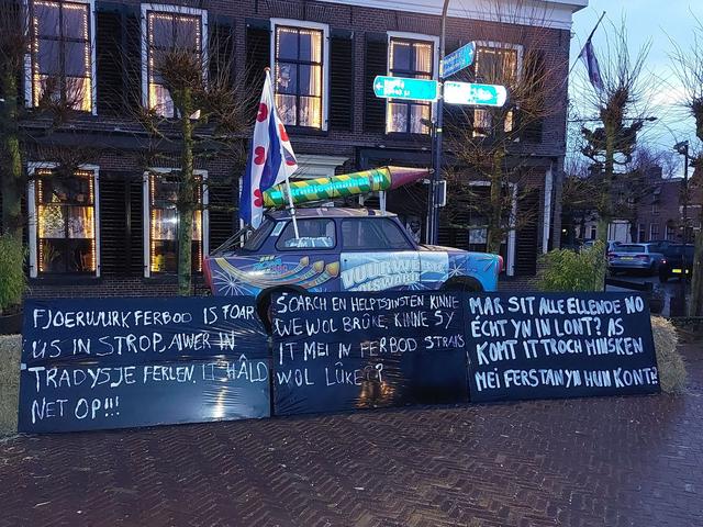 Dak-auto vuurwerkwinkel duikt op in Easterein: ‘We zagen pas vanmorgen ...