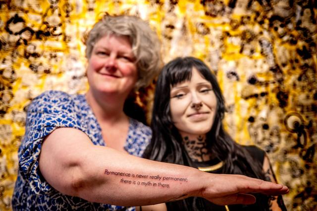 Linda Hollander uit Leeuwarden krijgt literaire tekst getatoeëerd ...