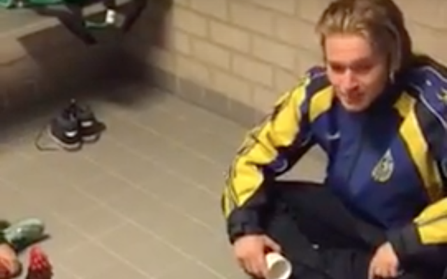 Jeugdtrainer Franeker stuurt spelers met geweldige rap het veld op ...