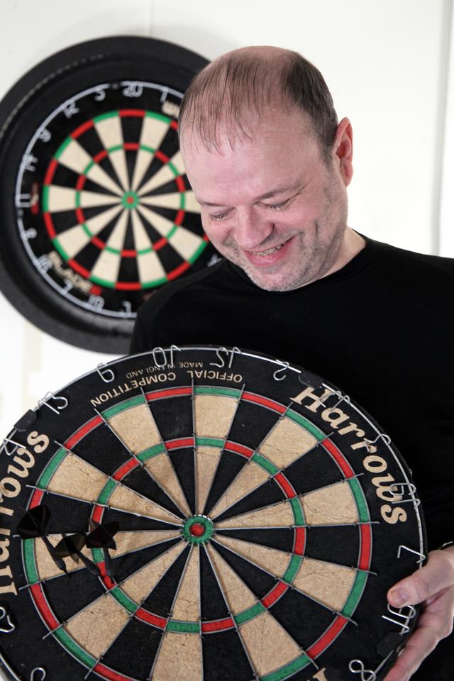 Jakko (55) uit Leeuwarden gooit iedere dinsdagavond darts in café De ...