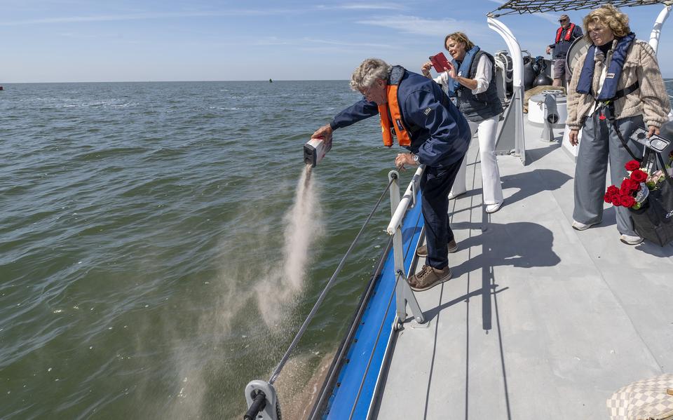 Paul Scheffer, oud-burgemeester van Harlingen, strooit ‘zijn’ Francien ...
