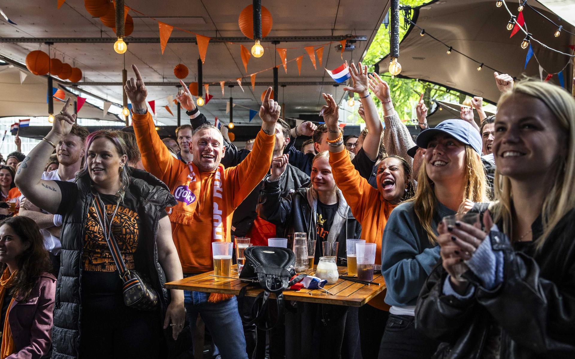 Waarom een voetbalwedstrijd van het EK soms achterloopt op het scherm van je buurman ...