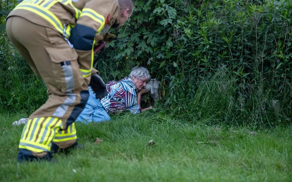 Nelleke (71) ligt drie kwartier naast vastzittende Teuntje in Sneek ...
