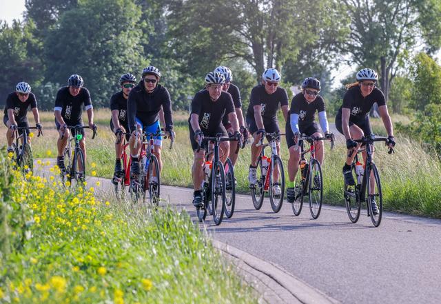 Nierpatiënt Caroline (49) uit Scharnegoutum fietst 500 kilometer in 24 ...