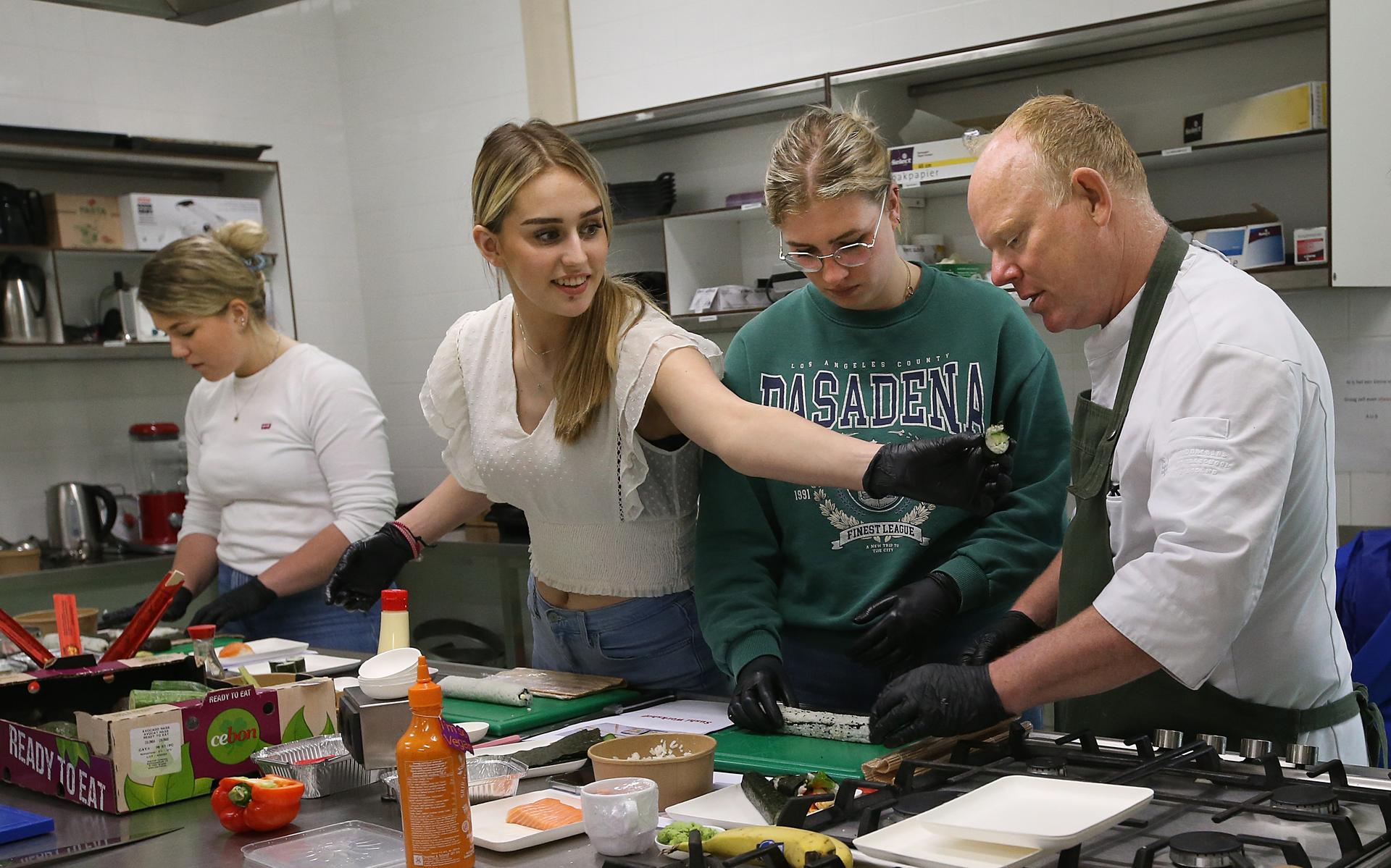Leerlingen Friesland College krijgen workshop van kok Hilderig Kok: hoe ...