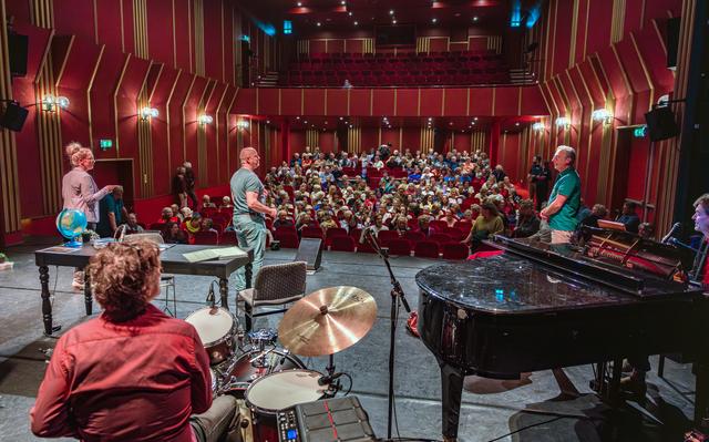 Geniet van het theater zonder het storende schermpje van een mobiele ...