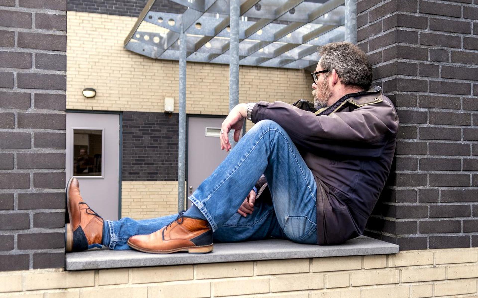 Taboe op hulp bij zelfdoding: Johan stapt onder begeleiding uit het ...